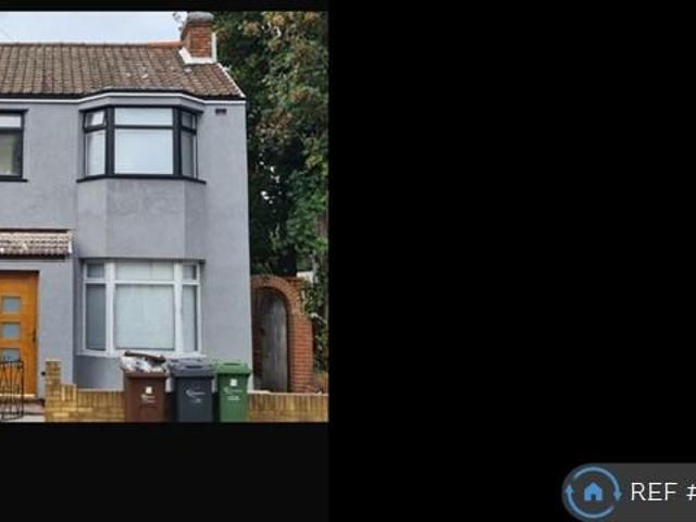 Heath Road, Romford, RM6 3 bed semi detached house to rent £2,350 pcm £542 pw