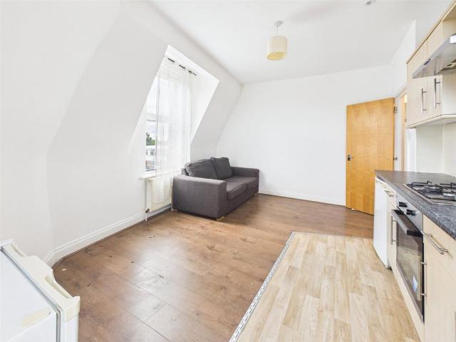 Heath Road, Twickenham 2 bed apartment to rent £1,800 pcm £415 pw