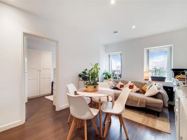 Heath Road, TWICKENHAM TW1 1 bed flat to rent £1,550 pcm £358 pw