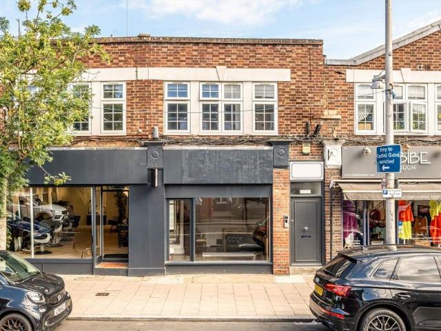 Heath Road, Twickenham TW1 2 bed flat to rent £2,200 pcm £508 pw
