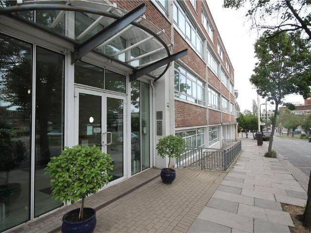 Heathcroft, Ealing, W5 3 bed apartment to rent £2,900 pcm £669 pw