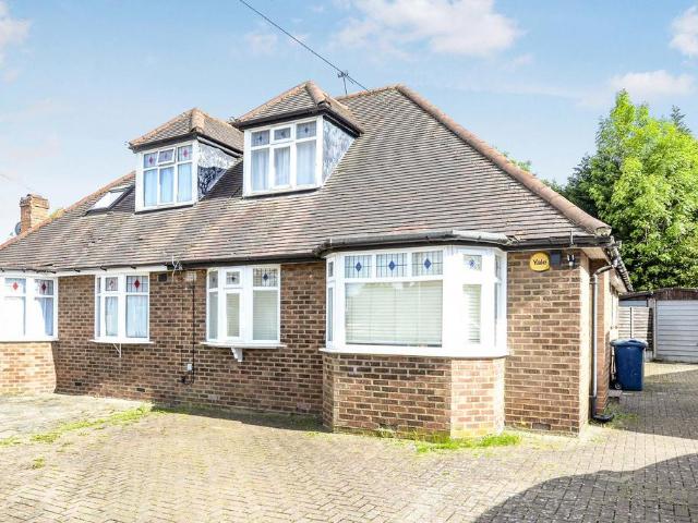 Heather Way, Stanmore, HA7 3 bed house to rent £2,400 pcm £554 pw