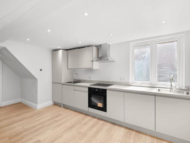 Heathfield Gardens, London NW11, 2 bed flat to rent, £2,000 pcm | PrimeLocation