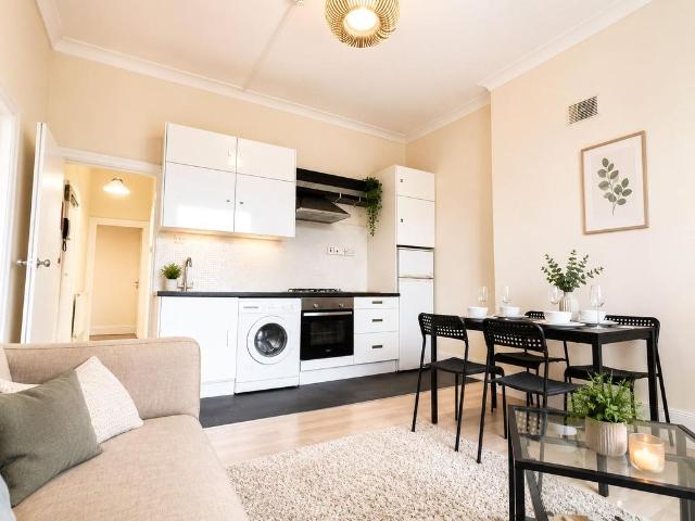 Heathfield Park, Willesden Green, NW2 3 bed flat to rent £2,449 pcm £565 pw