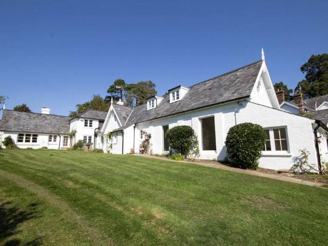 Heathfield Road, Burwash Weald 4 bed detached house to rent £3,300 pcm £762 pw