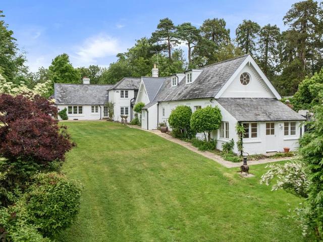 Heathfield Road, Burwash Weald TN19 5 bed detached house to rent £3,300 pcm £762 pw