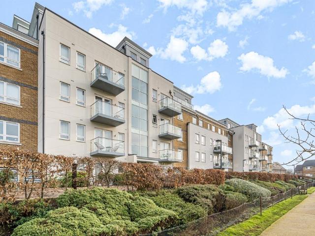 Heathland Court, 3 Grebe Way, Maidenhead 2 bed apartment to rent £1,700 pcm £392 pw