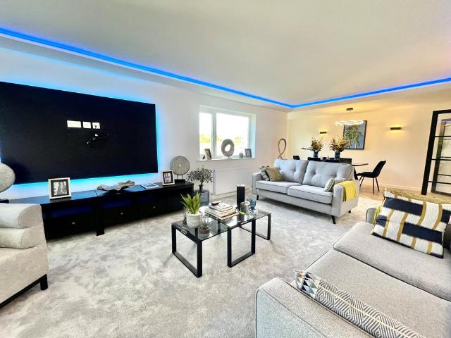Heathside Court, Poole, BH14 3 bed apartment to rent £2,350 pcm £542 pw