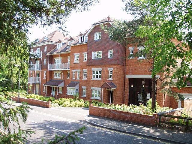 Heathside Road, Woking GU22 2 bed flat to rent £1,700 pcm £392 pw
