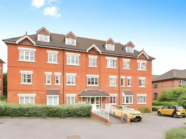 Heathside Road, Woking, Surrey, GU22 2 bed apartment to rent £1,550 pcm £358 pw