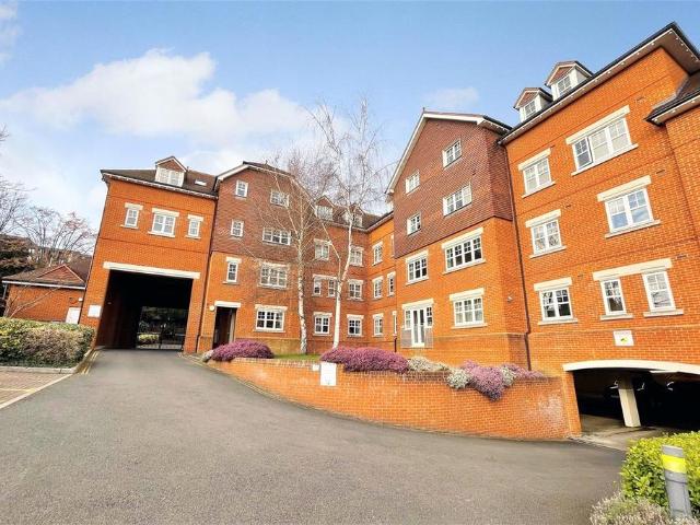 Heathside Road, Woking, Surrey, GU22 2 bed apartment to rent £1,700 pcm £392 pw