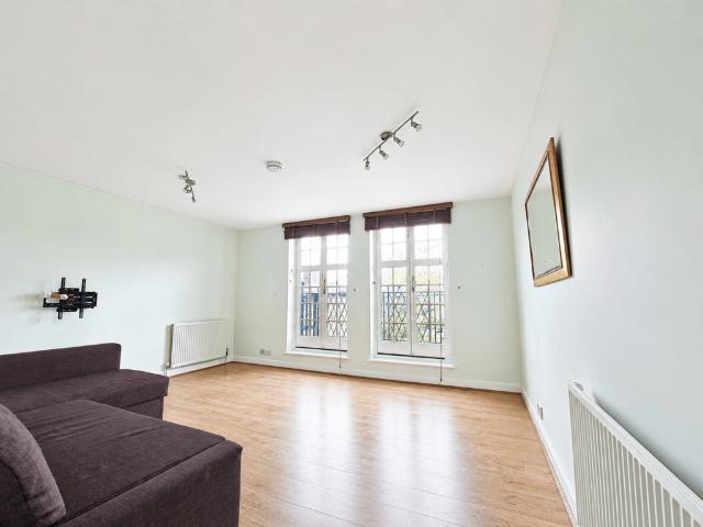Heathview Court, NW11 2 bed flat to rent £2,700 pcm £623 pw