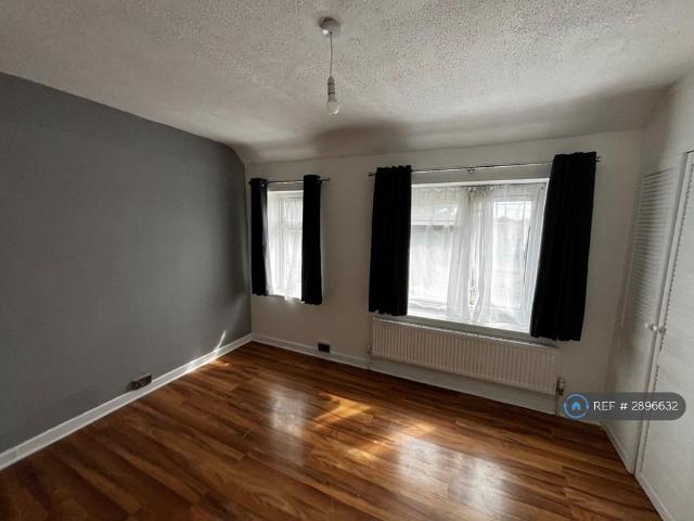Heathway, Dagenham, RM9 2 bed semi detached house to rent £1,900 pcm £438 pw