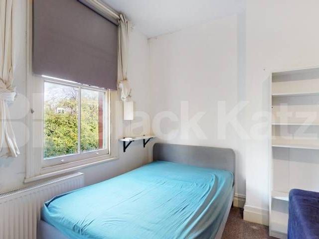 HEATING AND HOT WATER INCLUDED*This is a fantastic apartment set on the second floor of well maintained period house in the heart of West Hampstead