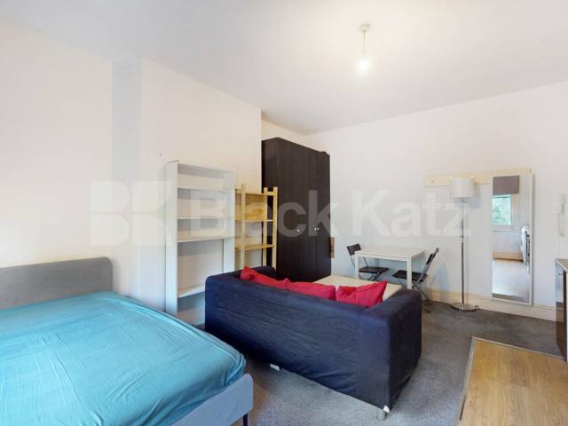 HEATING AND HOT WATER INCLUDED*This is a fantastic apartment set on the second floor of well maintained period house in the heart of West Hampstead