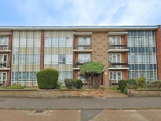 Heaton Court, High Street, 2 Bedroom Apartment
