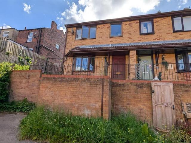 Heaton Grange, Batley 3 bed semi detached house to rent £1,095 pcm £253 pw