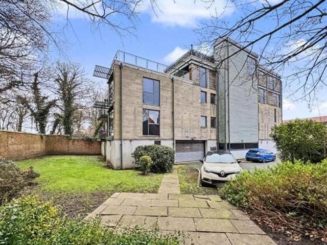 Heaton Lodge, Bury Old Road, 2 Bedroom Flat