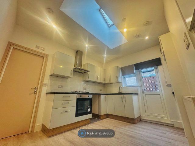 Heaton Road, Mitcham CR4, 3 bed flat to rent, £2,450 pcm | PrimeLocation