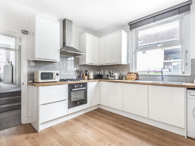 Heaton Road, Mitcham, Surrey, CR4 2 bed flat to rent £2,200 pcm £508 pw
