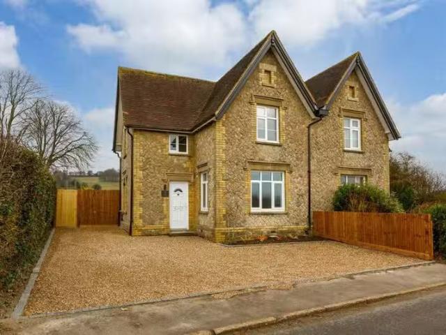 Heaverham Road, Kemsing Kent TN15 6NQ 2 bed semi detached hous.