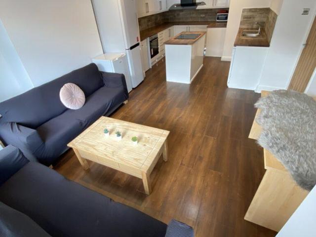 Headingley Mount, Headingley, Leeds. 7 bed semi detached house to rent £2,851 pcm £658 pw