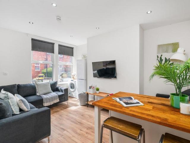 Headingley Mount, Leeds LS6 8 bed house to rent £4,333 pcm £1,000 pw