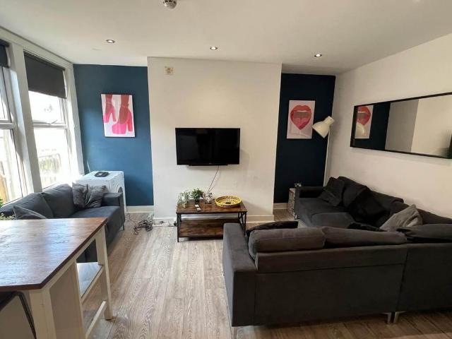 Headingley Mount, Leeds LS6 8 bed house to rent £4,333 pcm £1,000 pw