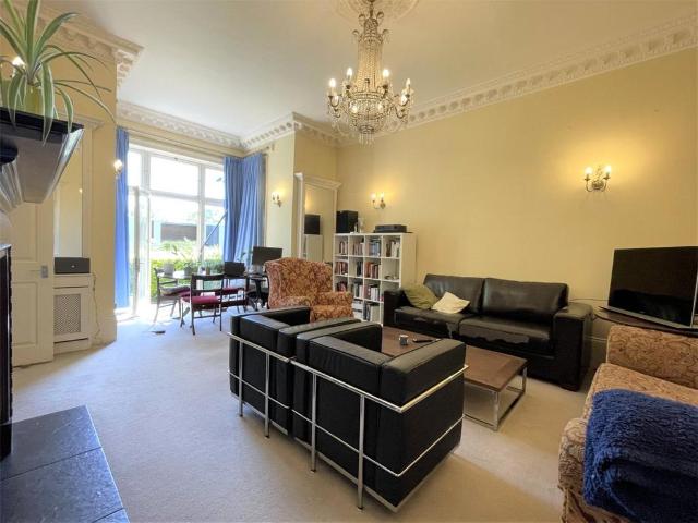 Headingley Lane, Headingley, Leeds, LS6 2 bed flat to rent £1,295 pcm £299 pw