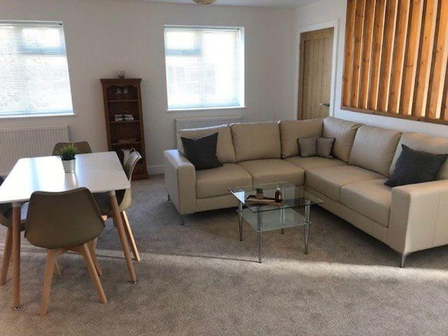 Headley Way 2 bed flat to rent £1,900 pcm £438 pw