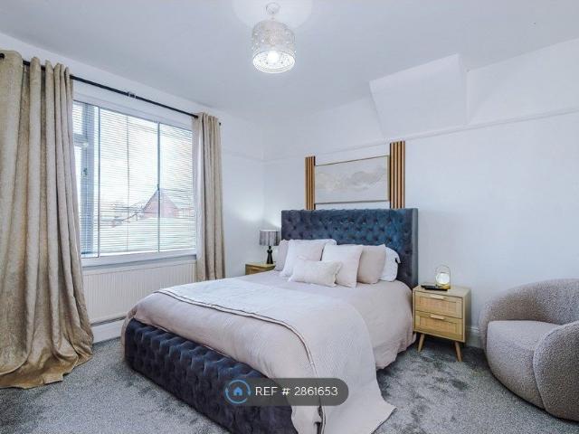 Heald Green, Cheadle SK8, 3 bed flat to rent, £2,500 pcm | PrimeLocation