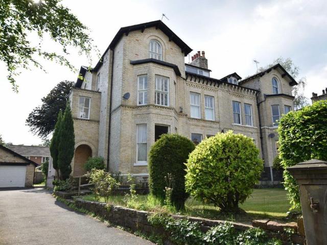 Heald Road, Bowdon, Altrincham, WA14 2 bed flat to rent £1,800 pcm £415 pw