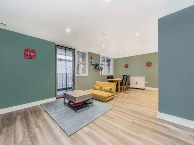 Healum Avenue, UB2, London