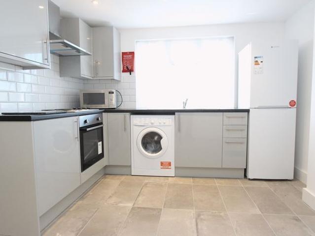 Hedge Lane, Palmers Green N13, 1 bed flat to rent, £1,400 pcm | PrimeLocation