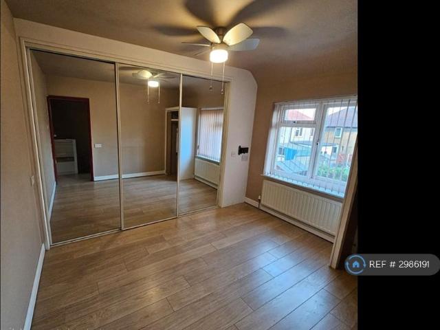 Hedgemans Road, Dagenham, RM9 3 bed terraced house to rent £2,150 pcm £496 pw