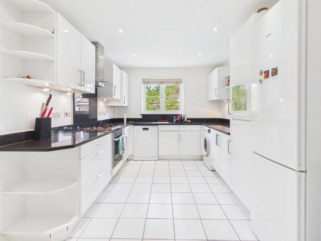 Hedgerley Lane, Gerrards Cross. 2 bed apartment to rent £2,100 pcm £485 pw