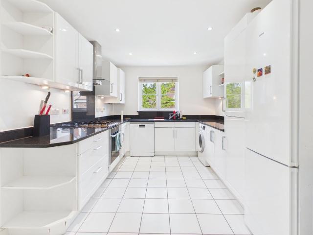 Hedgerley Lane, Gerrards Cross, Buckinghamshire SL9, 2 bed flat to rent, £2,100 pcm | PrimeLocation