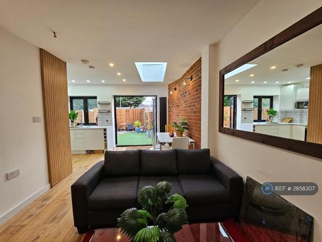 Hedingham Road, Dagenham, RM8 4 bed terraced house to rent £2,985 pcm £689 pw