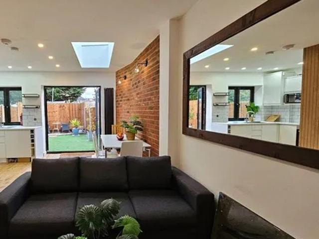 Hedingham Road, London, RM8 2NA, United Kingdom | 4 bed townhouse for rent #166522361 | Rentberry