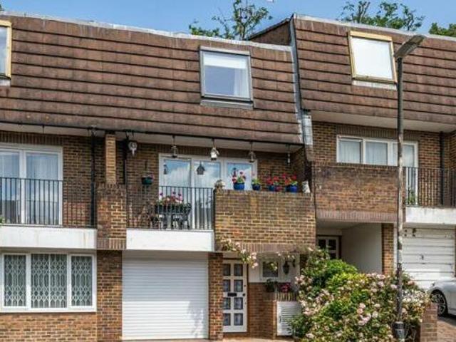 Heights Close, West Wimbledon, 3 Bedroom House