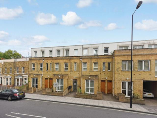Helion Court, Isle Of Dogs E14 2 bed apartment to rent £2,383 pcm £550 pw