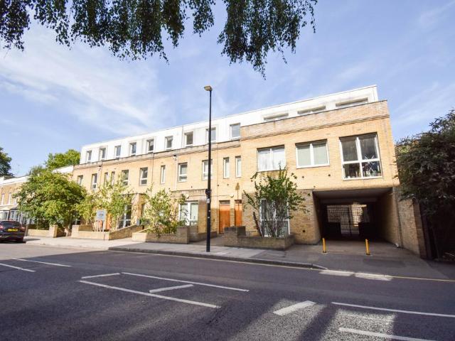 Helion Court, London E14 3 bed terraced house to rent £3,185 pcm £735 pw