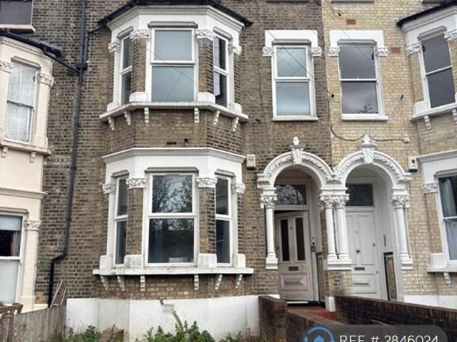 Helix Gardens, London, SW2 4 bed flat to rent £3,800 pcm £877 pw