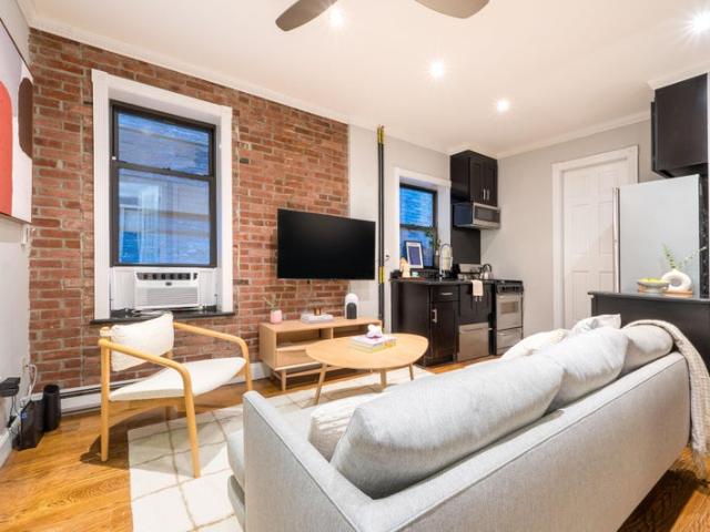 Hell's Kitchen Apt w/ backyard!
