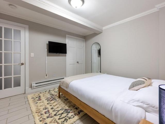 Hell's Kitchen Apt w/ backyard!