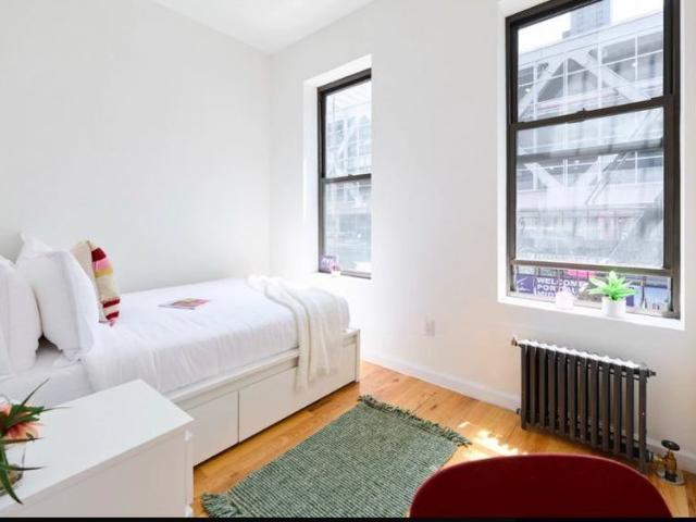 Hell's Kitchen Apt walking distance to trains