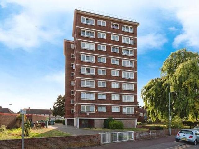 Hepworth Court, Hepworth Gardens. 2 bed flat to rent £1,798 pcm £415 pw