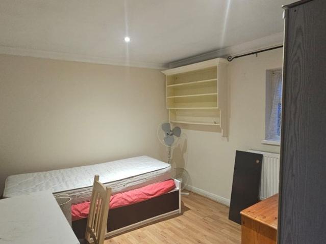 Hepworth Gardens, Barking IG11, 3 bed flat to rent, £2,450 pcm | PrimeLocation