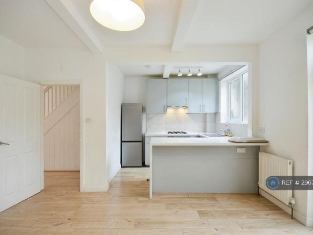 Hepworth Road, London, SW16 3 bed terraced house to rent £2,499 pcm £577 pw