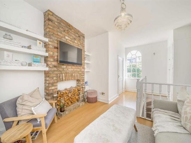 Hepburn Mews, London SW11 2 bed flat to rent £2,600 pcm £600 pw